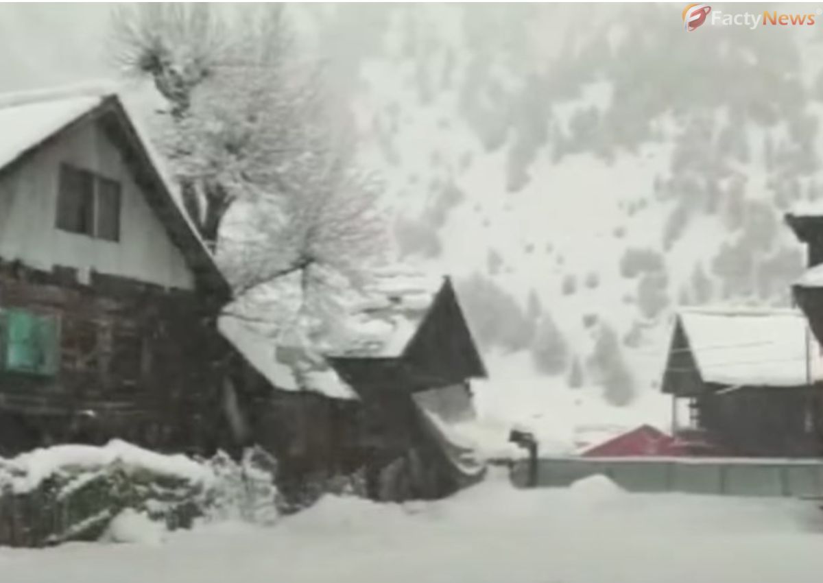 Snowfall in Kashmir Hill stations Extends the Winter Tourism Season