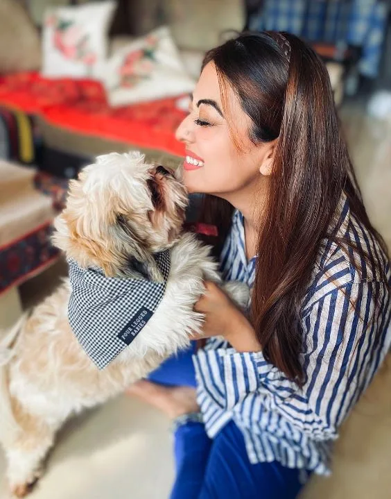 Falaq Naaz Wiki: Age, Net Worth, Movies, Parents, Siblings, Biography ...