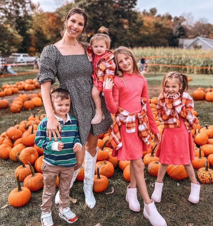 Janelle McAloon - Biography, Net Worth, Age, Husband, Kids, Parents ...